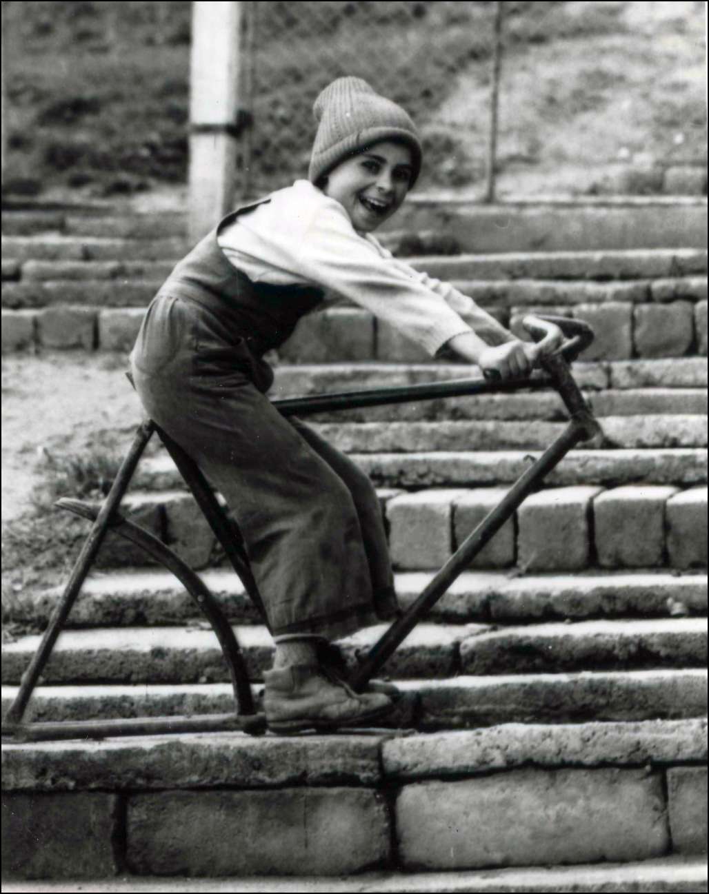 káfé főnix » Blog Archive » Mihu Constantin: Kidobott kerékpár